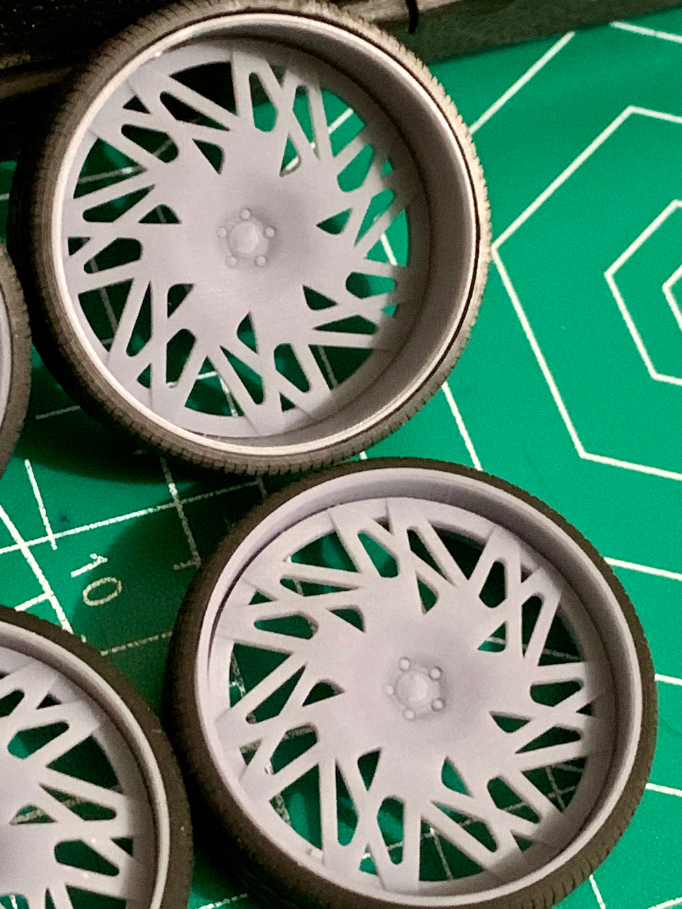 1/25 Scale - TMP GLIZZY - in 26"-36" Donk, Big Rims, Box Chevy, G-Body – THE MODEL PLUG